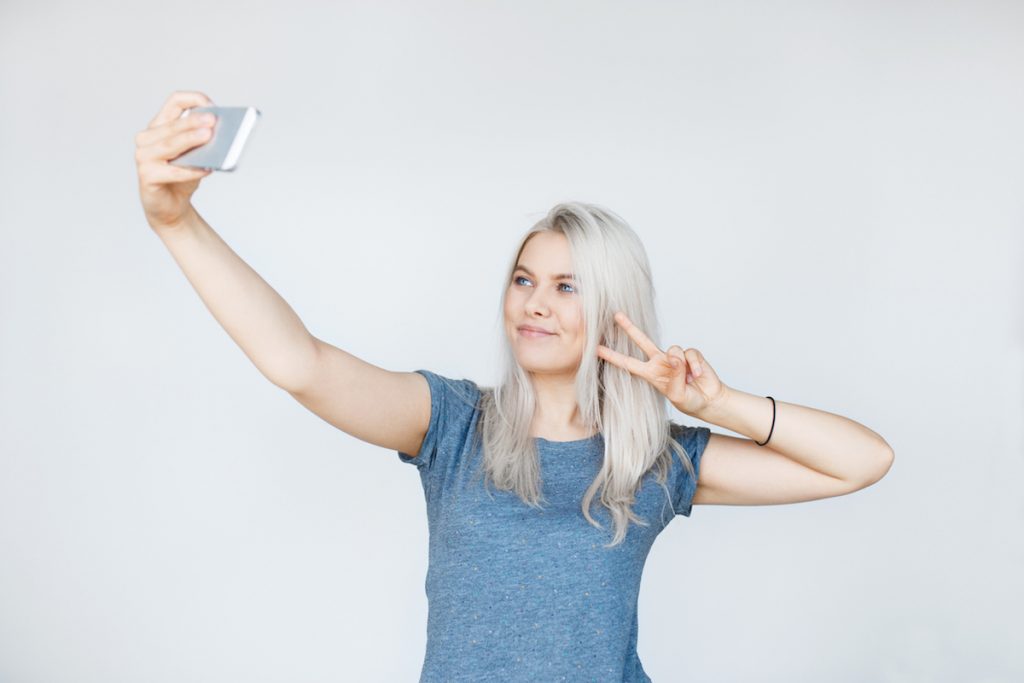 Simple Tips to Take The Best Selfie - Perfect Your On-Camera Look